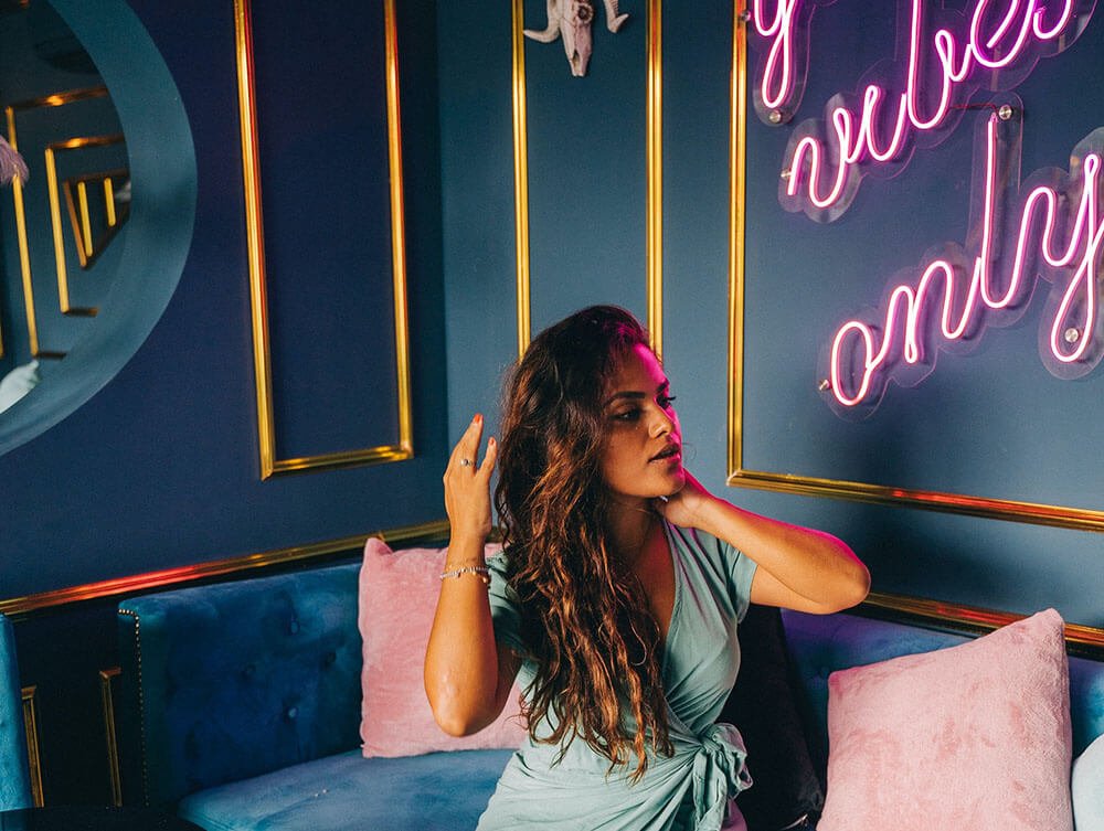 How to use neon signs for your home design? - Xivents